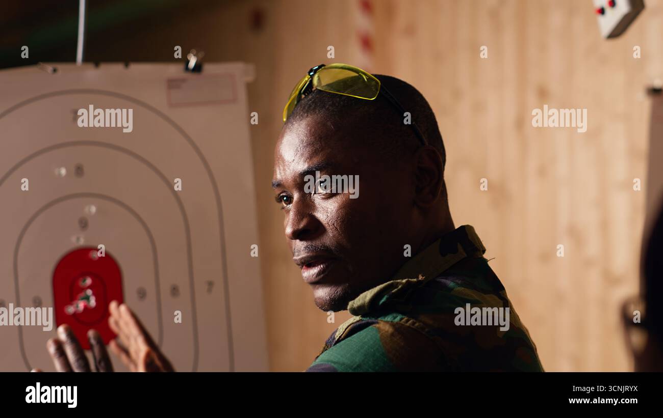 Army soldiers shooting gallery hi-res stock photography and images - Alamy