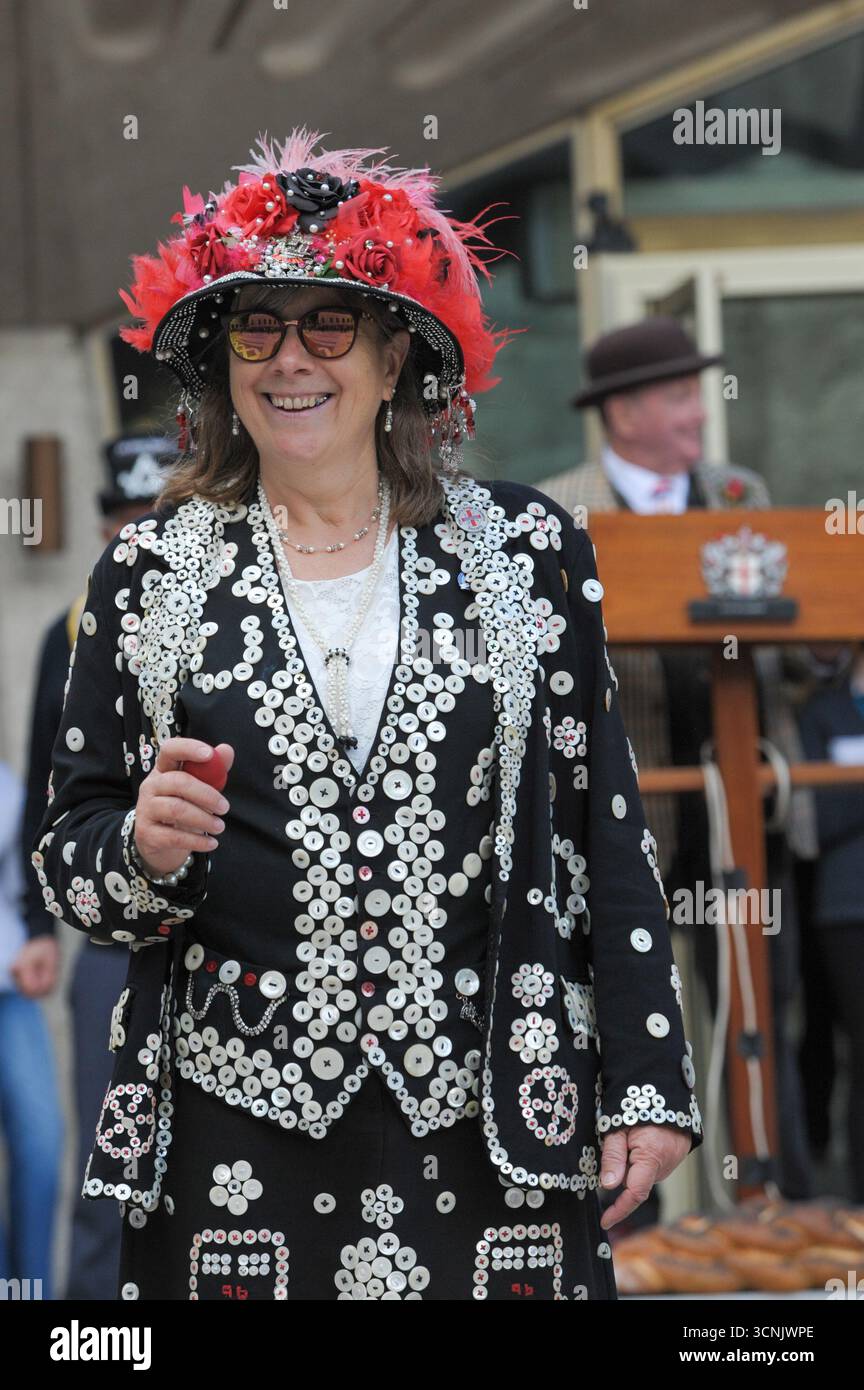 Traditional cockney costume hi-res stock photography and images - Alamy