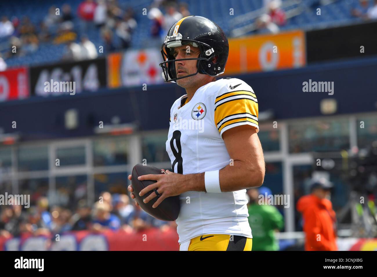 Pittsburgh Steelers quarterback Aaron Rodgers (8) warms up before an ...