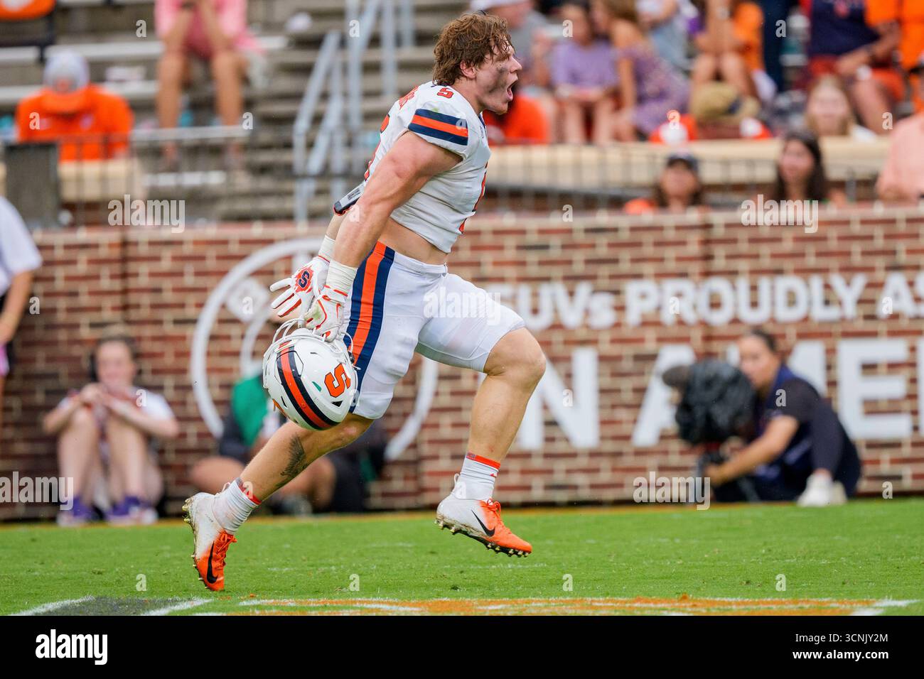 Syracuse linebacker Antoine Deslauriers (5) reacts in the second half ...