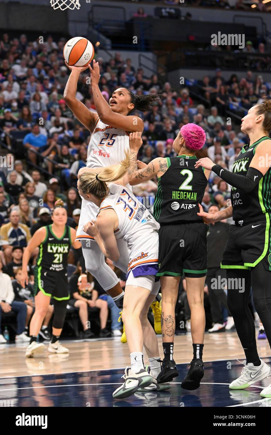 Phoenix Mercury forward Alyssa Thomas (25) goes up for a shot over ...