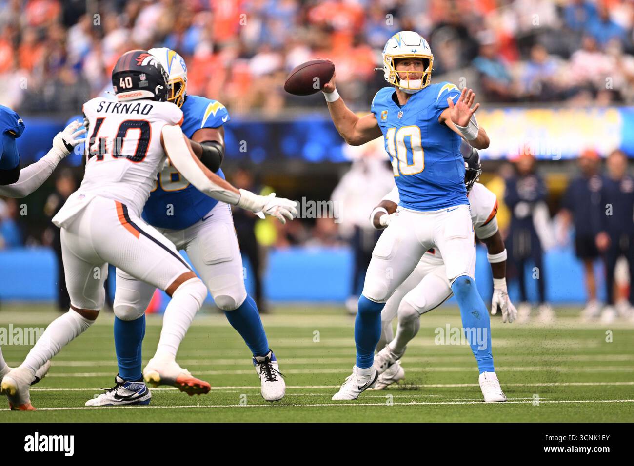 Los Angeles Chargers quarterback Justin Herbert (10) throws a pass ...