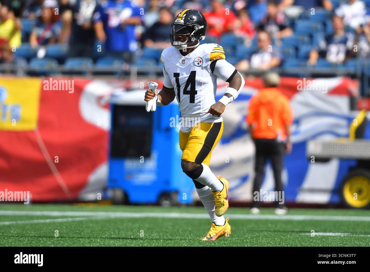 Pittsburgh Steelers running back Kenneth Gainwell (14) warms up before ...
