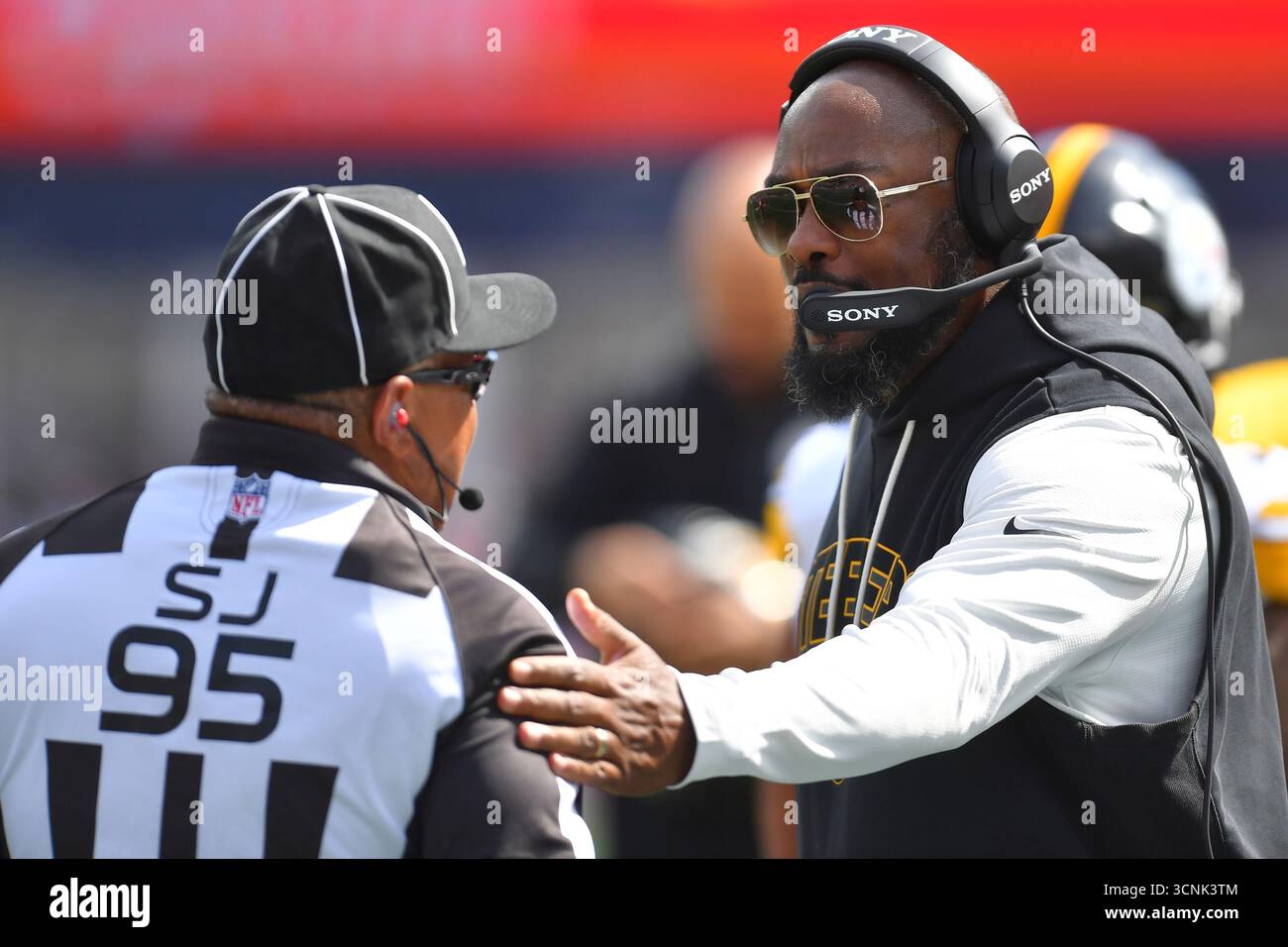 Pittsburgh Steelers head coach Mike Tomlin, right, speaks with a ...