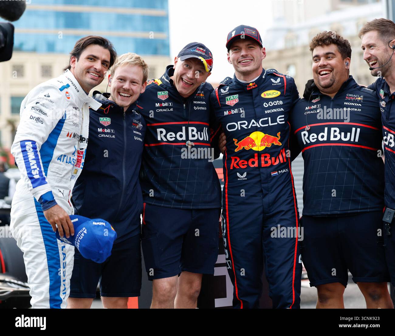 #55 Carlos Sainz (ESP, Atlassian Williams Racing), #1 Max Verstappen ...