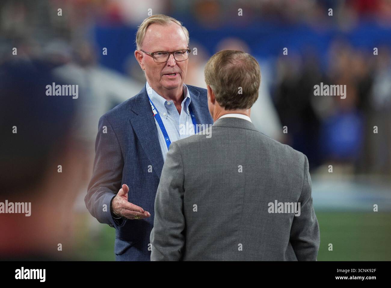 New York Giants owner, left, John Mara talks with Kansas City Chiefs ...