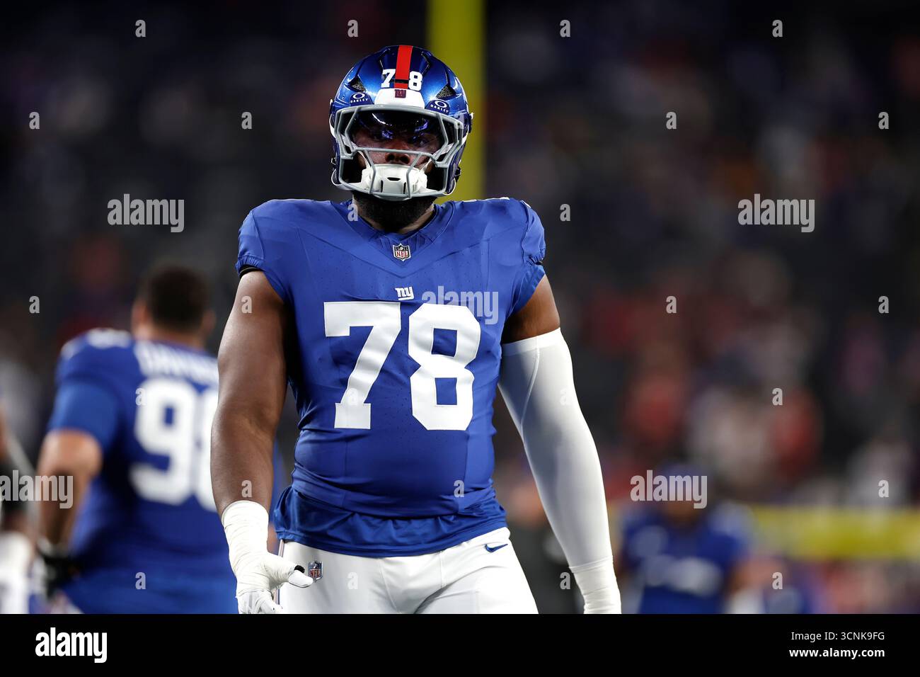 New York Giants tackle Andrew Thomas warms up before an NFL football ...