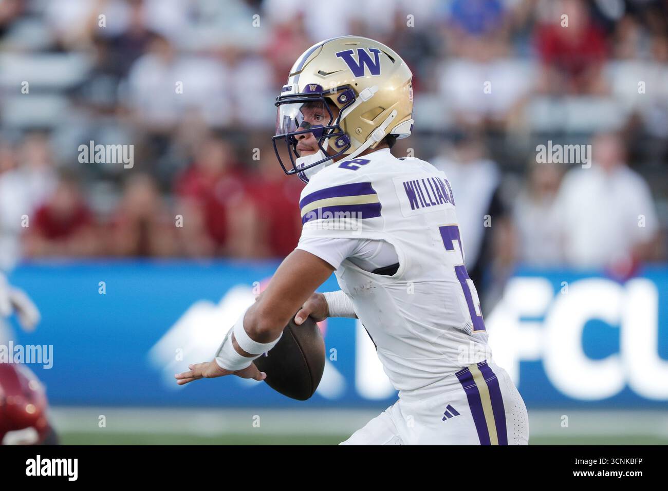 Washington quarterback Demond Williams Jr. (2) looks to pass during the ...
