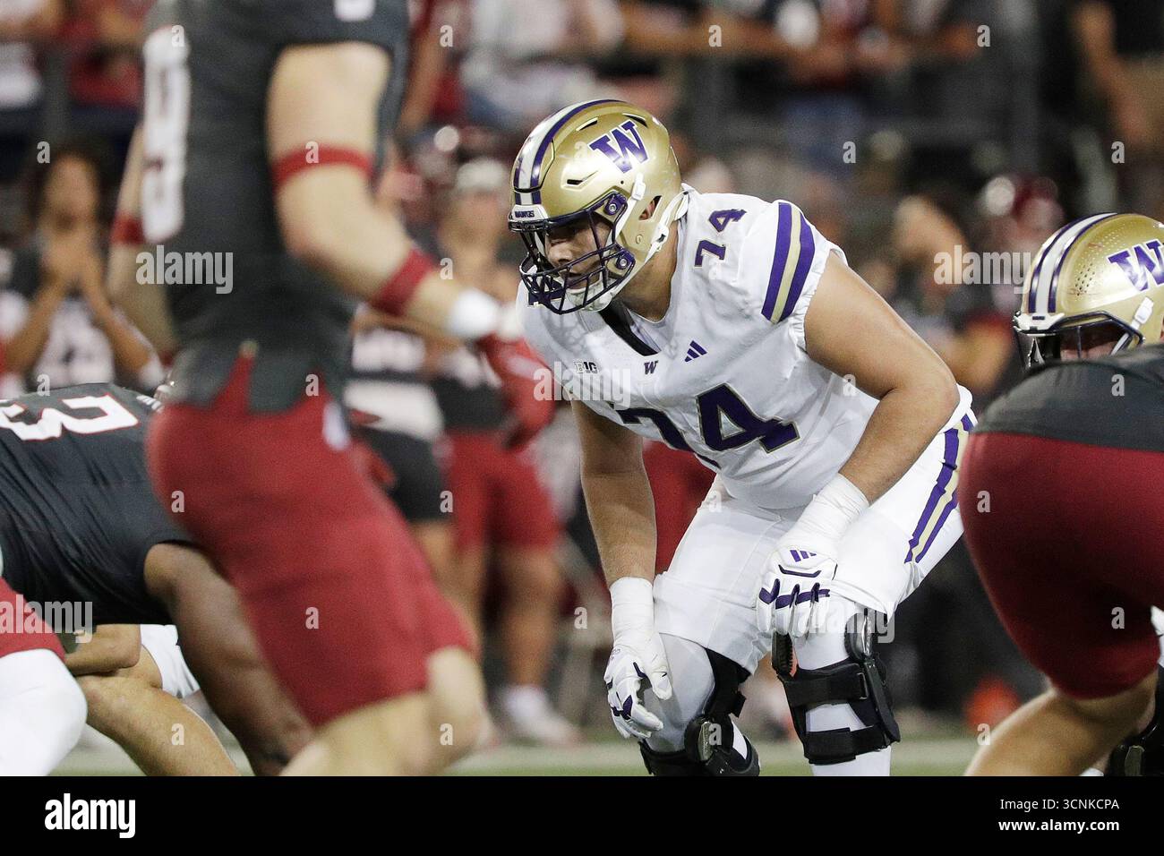 Washington offensive lineman Drew Azzopardi (74) lines up for a play ...
