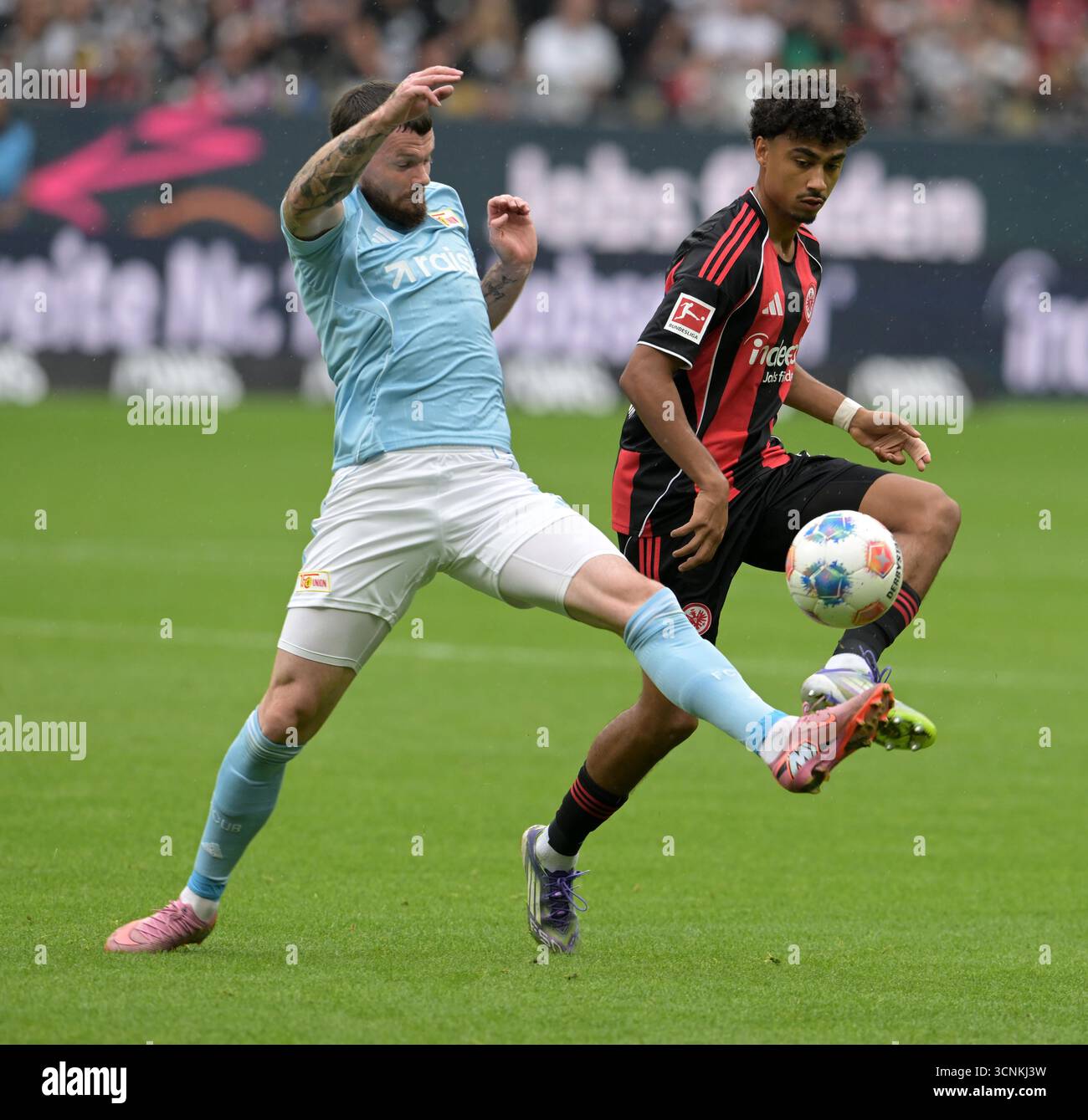 Oliver Burke (vo) Gegen. Nathaniel Brown fotografiert beim Fußball Bundesliga Spiel Eintracht ...