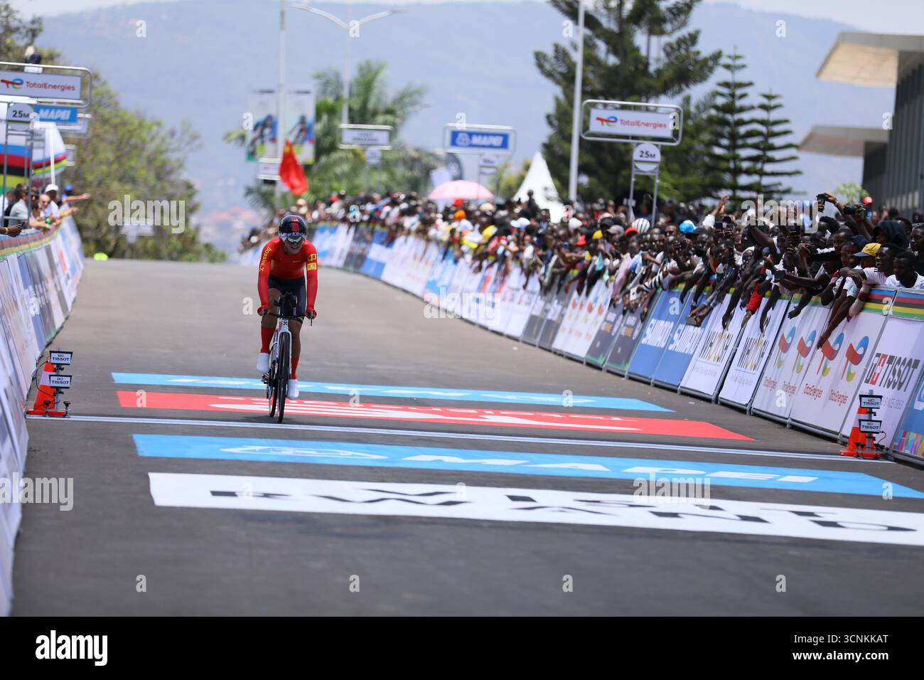 (250922) -- KIGALI, Sept. 22, 2025 (Xinhua) -- Zhang Hao of China ...