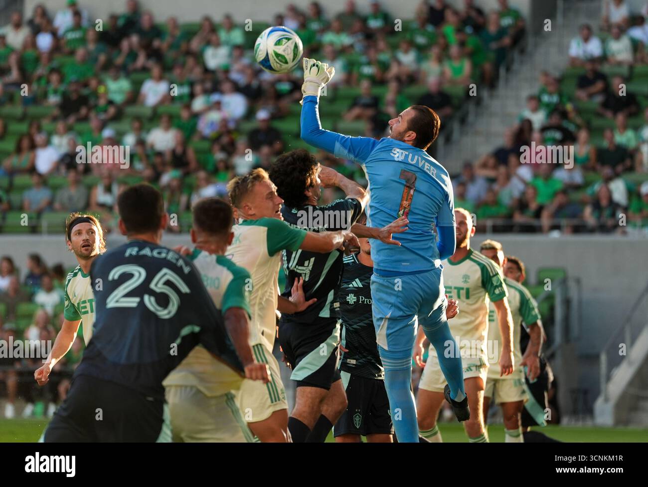 Austin, Texas, USA. 21st Sep, 2025. Austin FC goalkeeper BRAD STUVER (1 ...