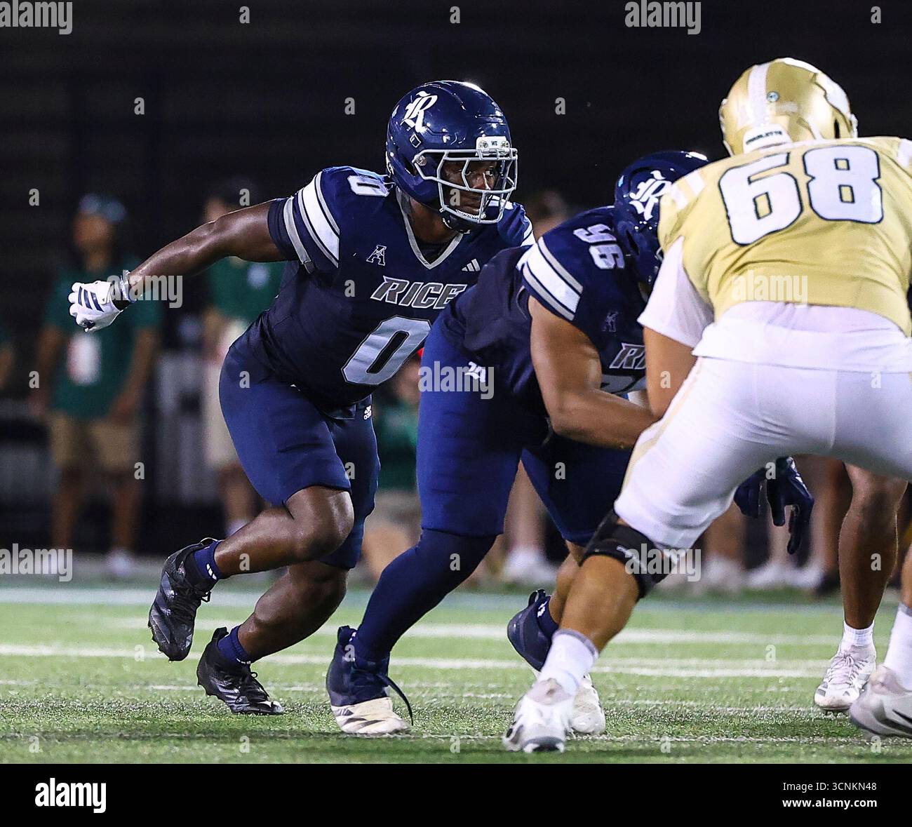 September 18,2025: Rice University linebacker Andrew Awe (0) rushes ...