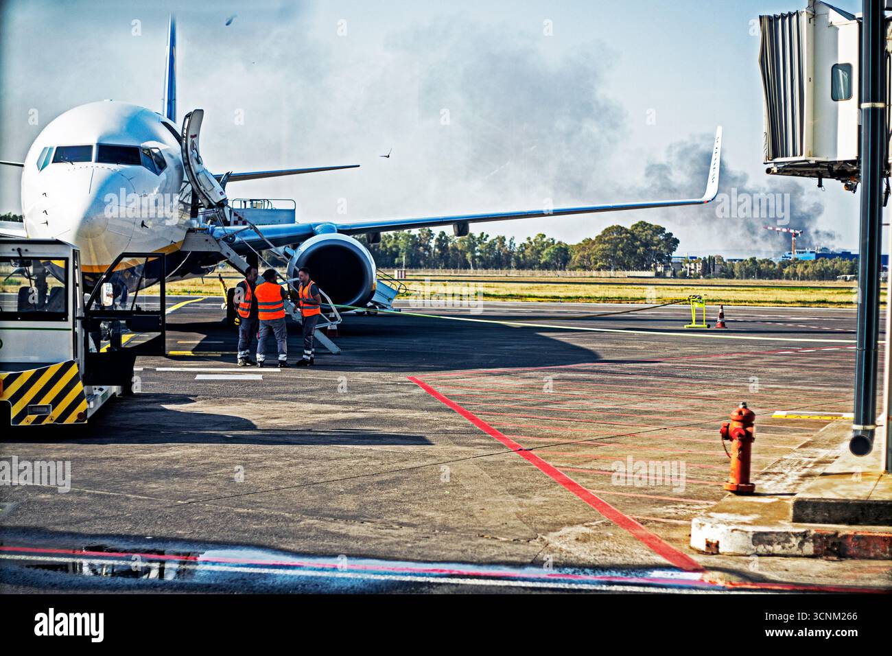 Jetway connecting terminal plane hi-res stock photography and images ...