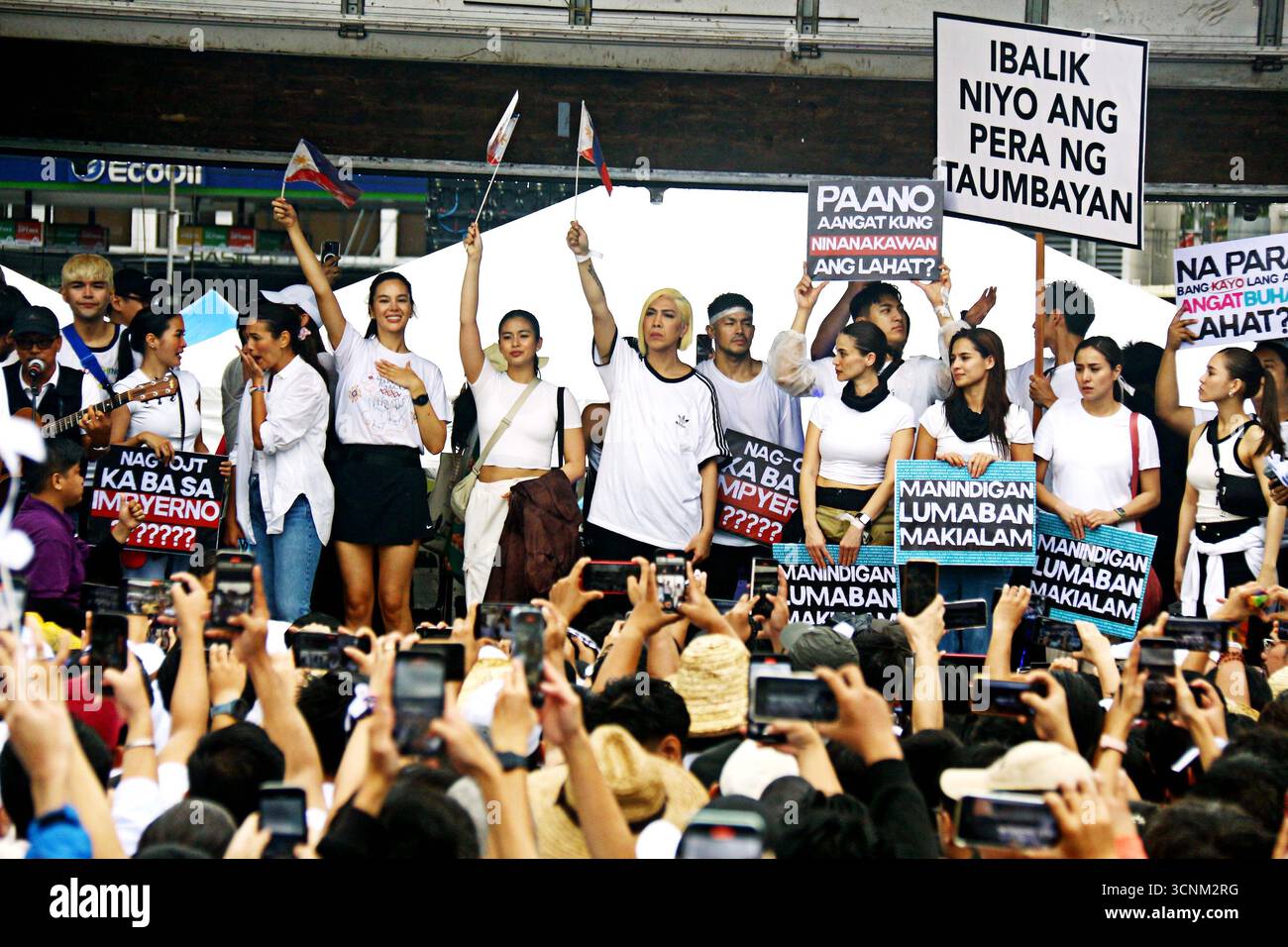 Philippines. 21st Sep, 2025. Actor/Singer/TV host Vice Ganda (7th from ...