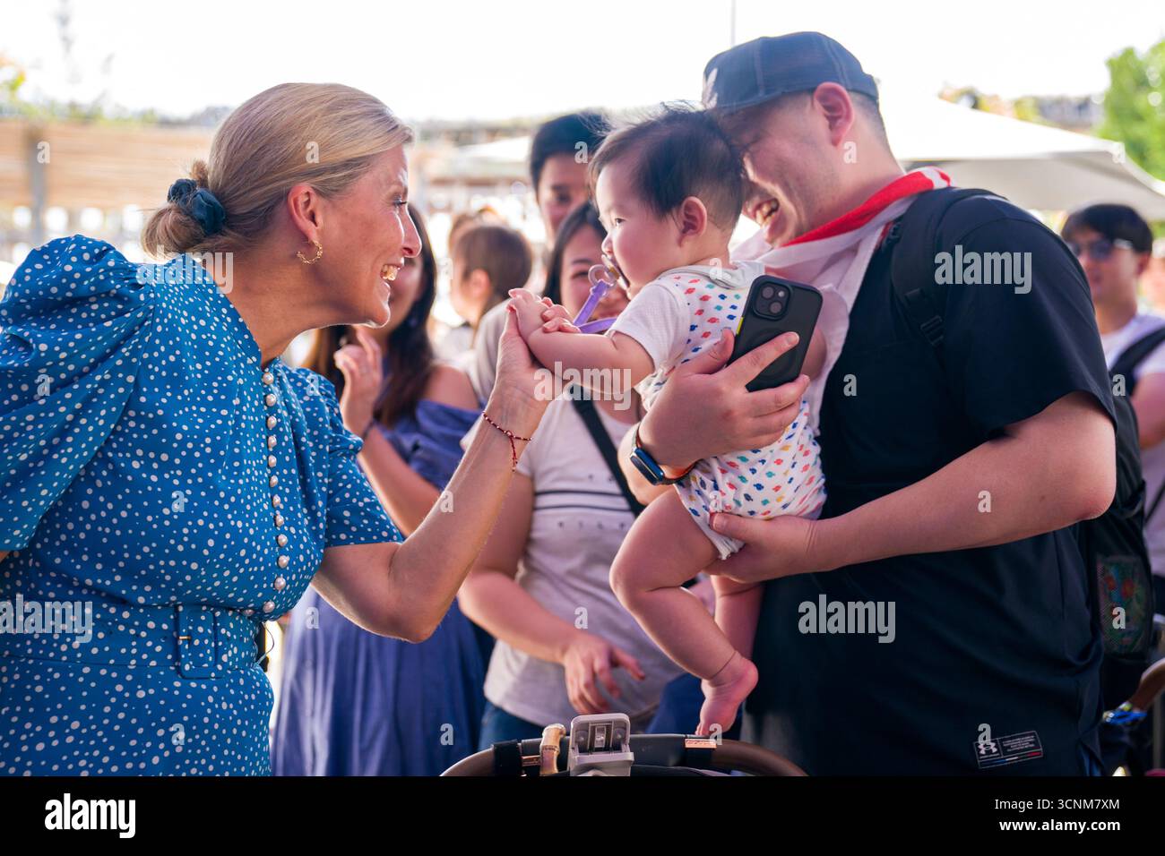 The Duchess of Edinburgh meets a baby and his family at the UK Pavilion ...