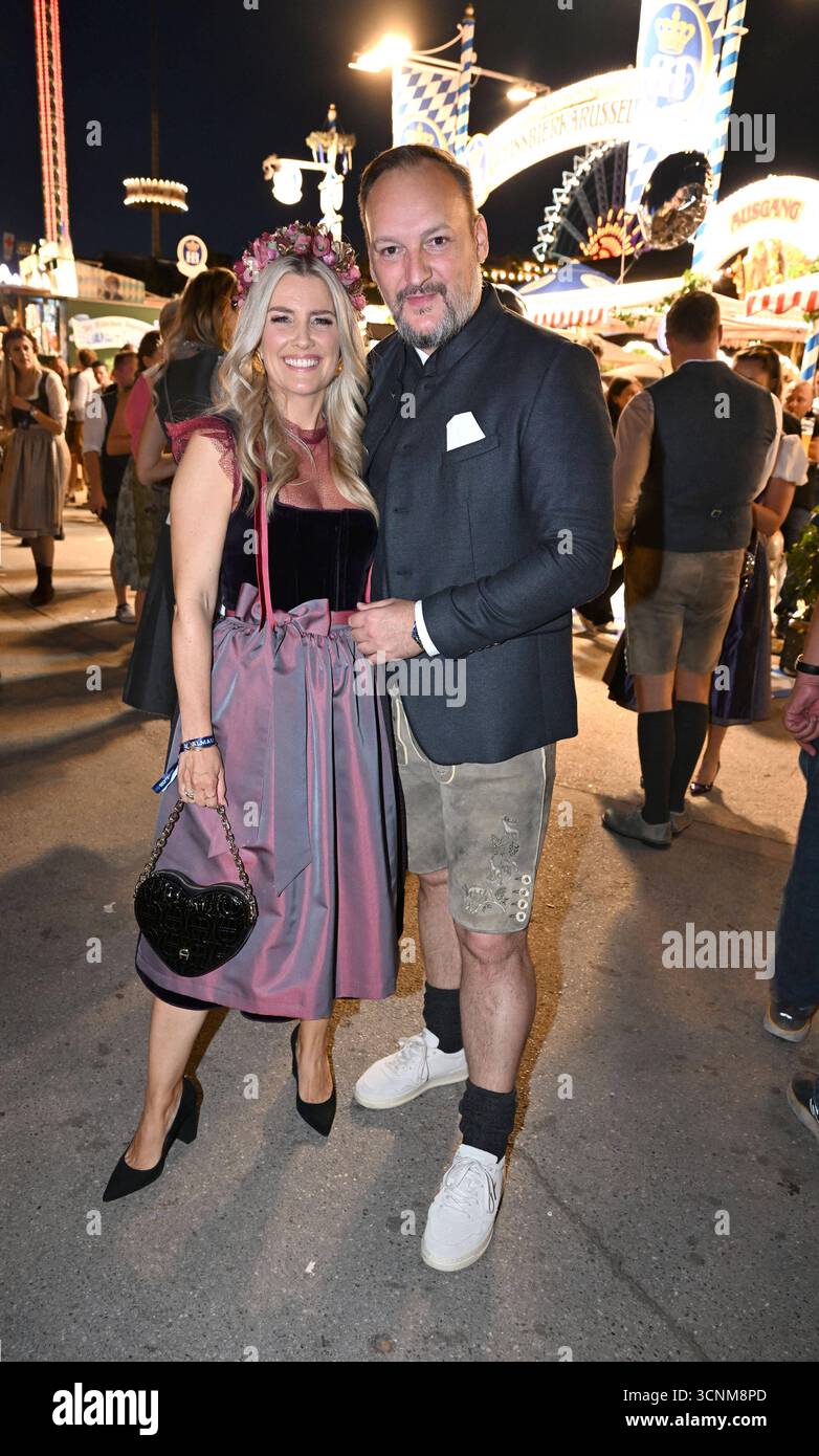 Jennifer Knäble umit Mann Felix Moese 190. Oktoberfest - Almauftrieb ...