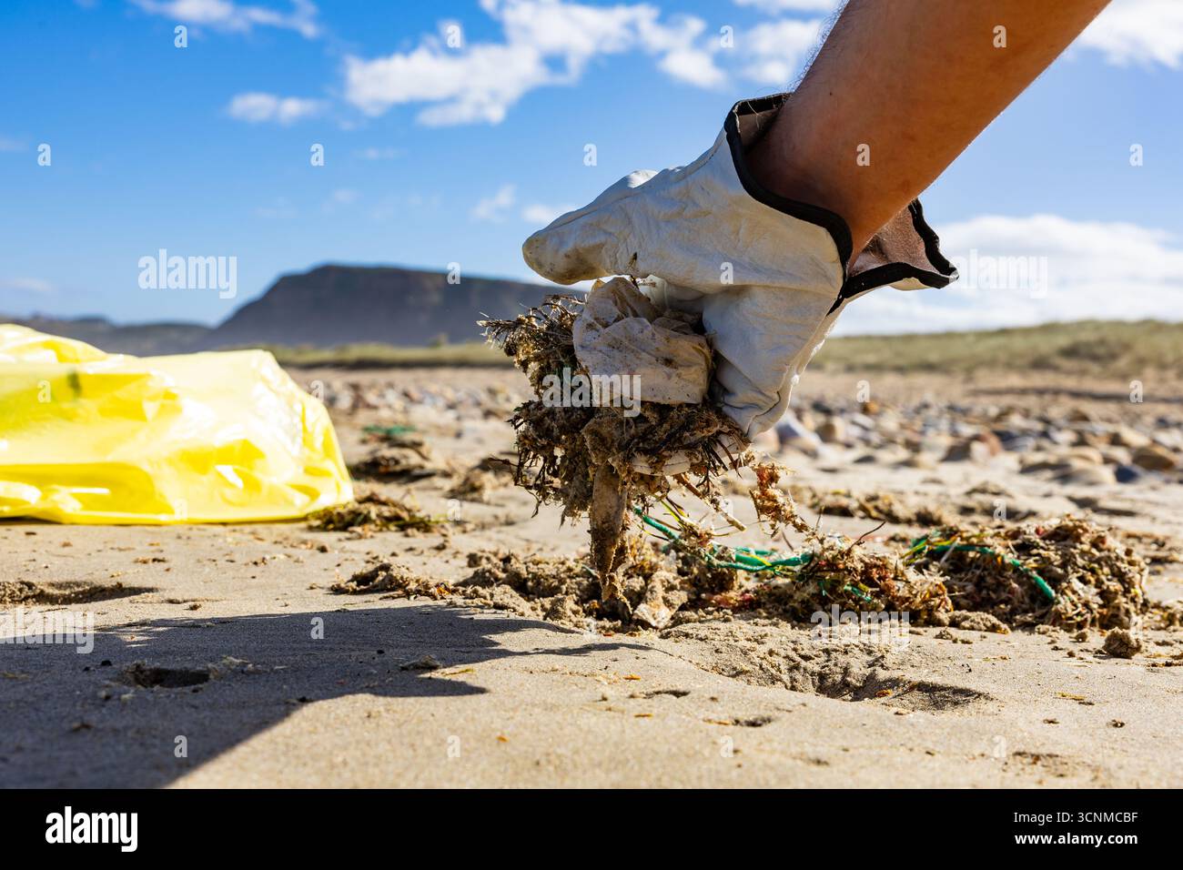 Volunteer cleaning up plastic hi-res stock photography and images - Alamy
