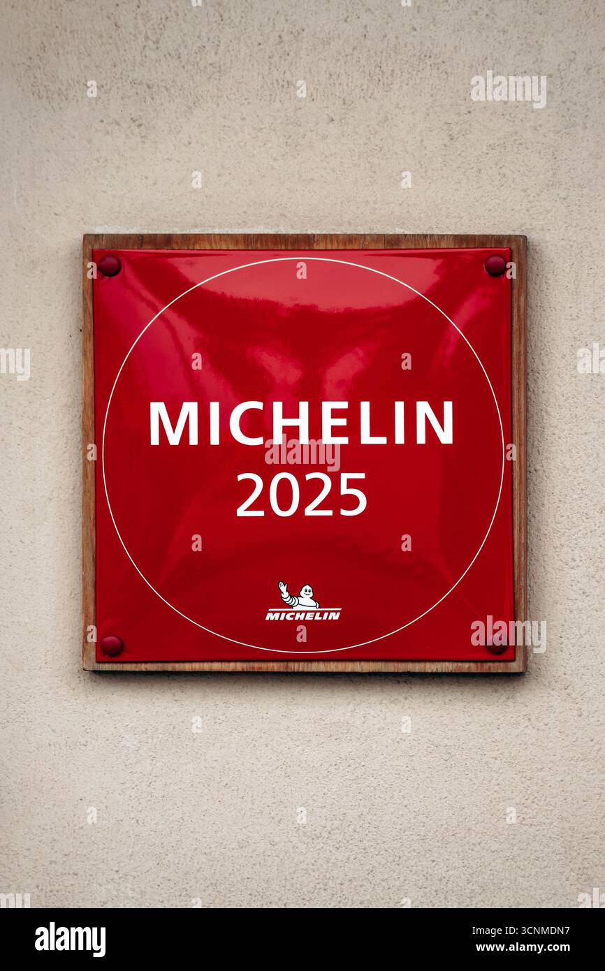 Red michelin 2025 plaque hi-res stock photography and images - Alamy