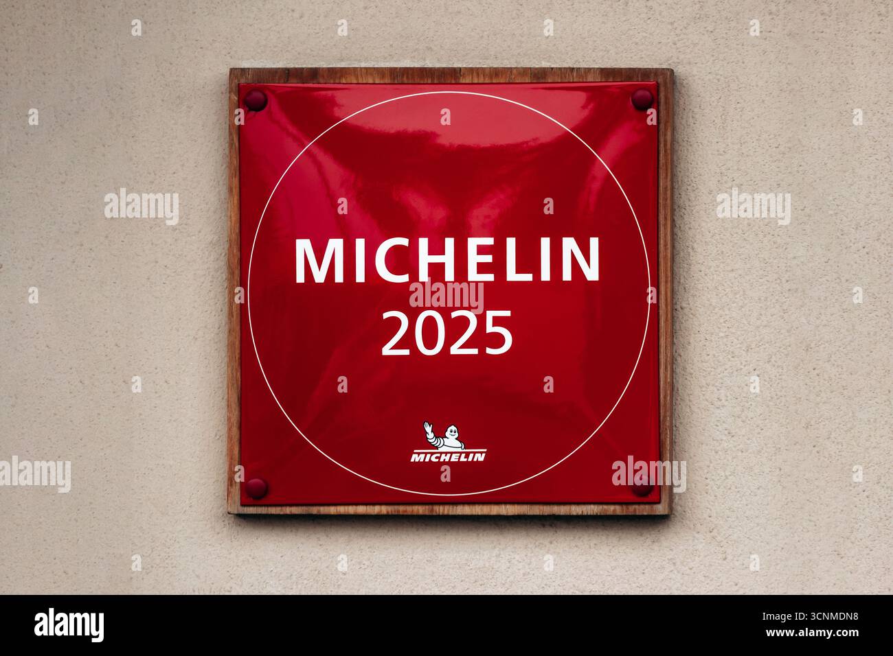 Red michelin 2025 plaque hi-res stock photography and images - Alamy