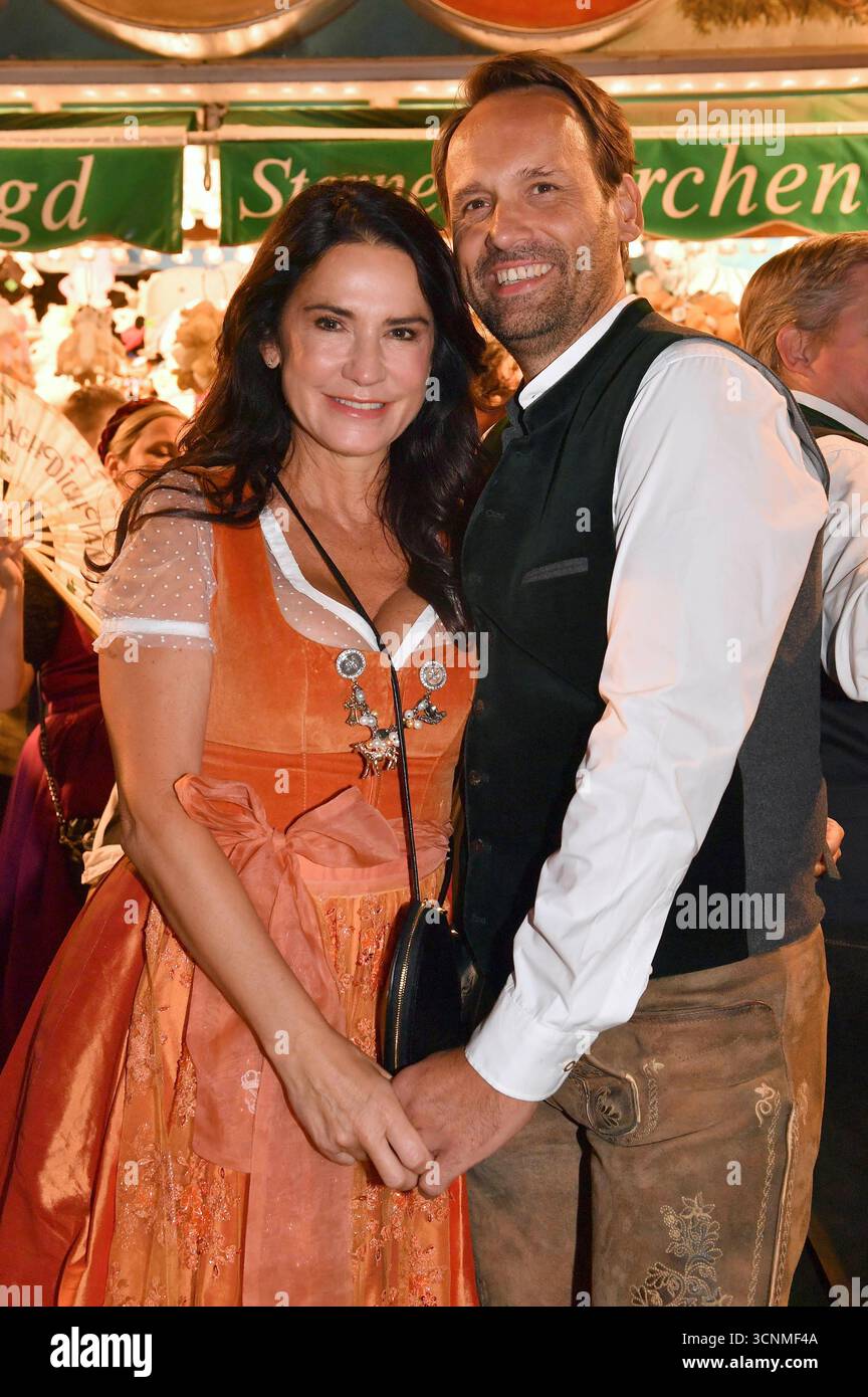Mariella Ahrens und Marco van Dre beim Almauftrieb in der Käfer Wiesn ...