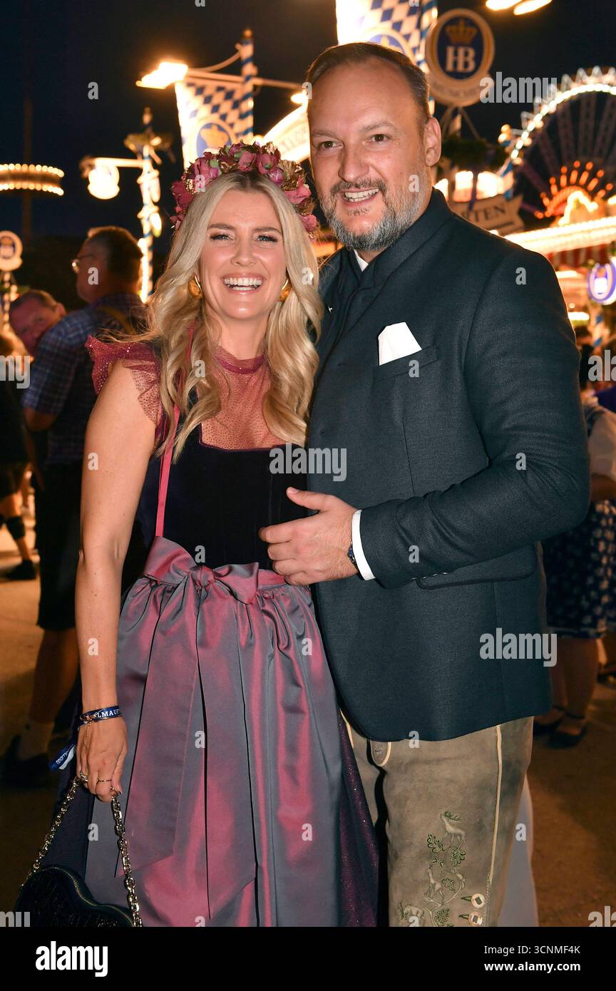 Jennifer Knäble mit Ehemann Felix Moese beim Almauftrieb in der Käfer ...