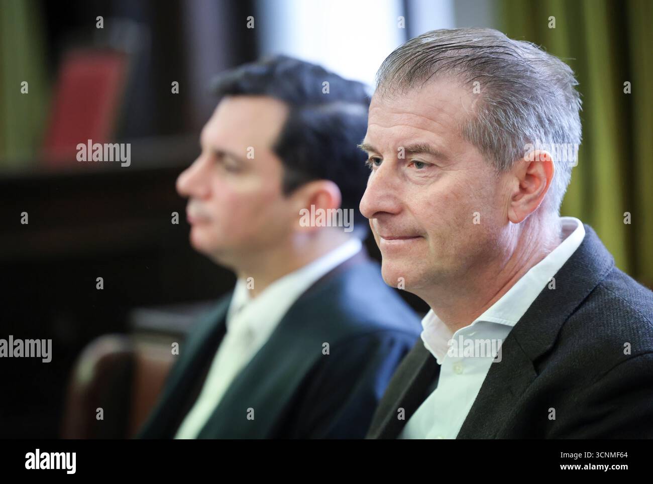 22 September 2025, Hamburg: Joint plaintiff Stephan Hensel (r), ex ...