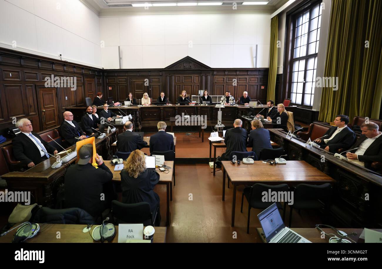 22 September 2025, Hamburg: Judge Isabel Hildebrandt (back, M ...