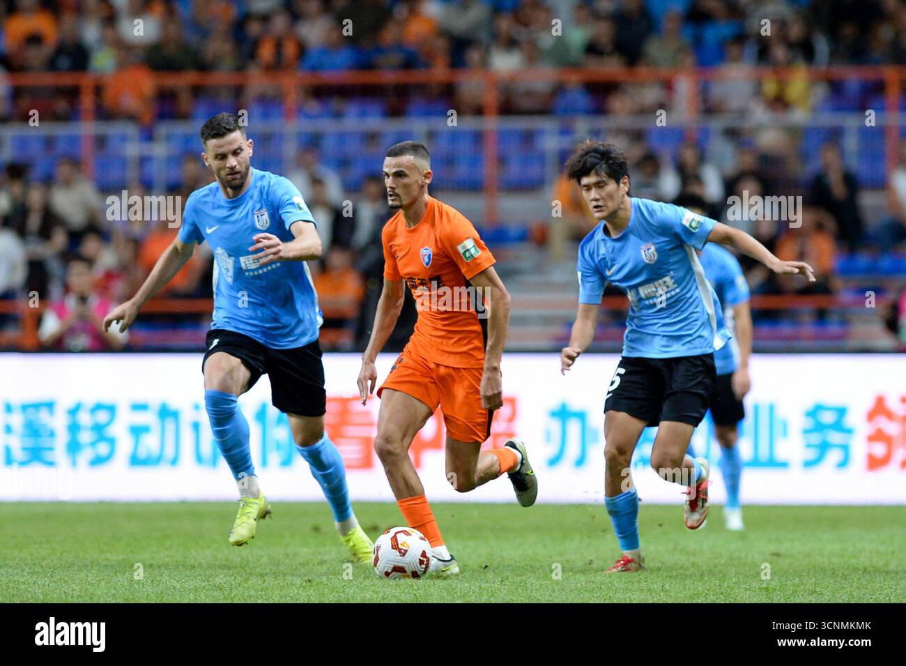 Yunnan Yunkun Football Club 1-1 draw Dalian Yingbo Football Club at the ...