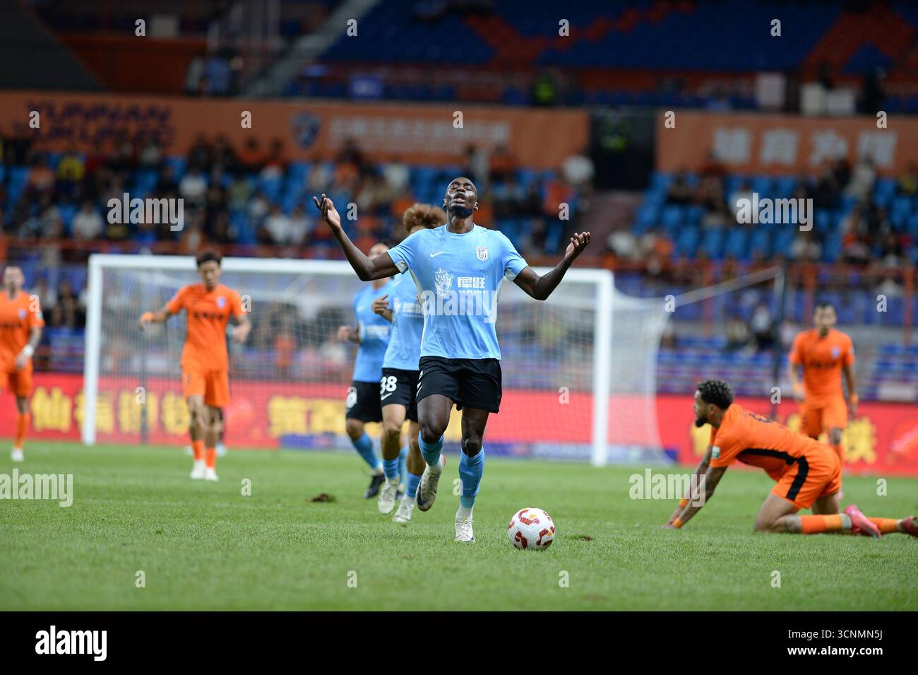 Yunnan Yunkun Football Club 1-1 draw Dalian Yingbo Football Club at the ...