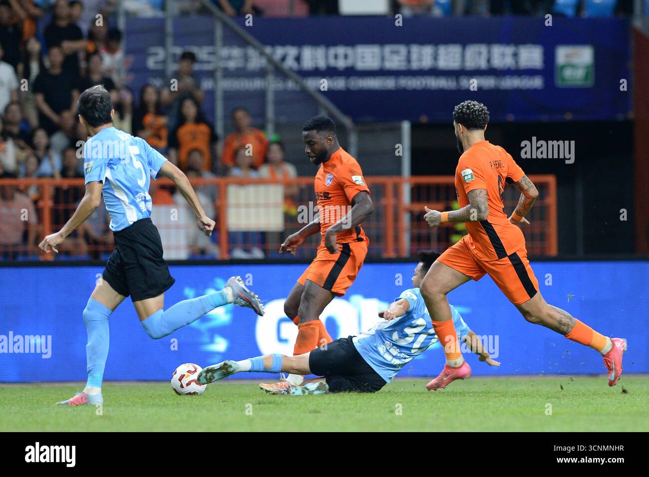 Yunnan Yunkun Football Club 1-1 draw Dalian Yingbo Football Club at the ...