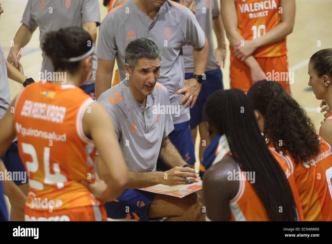 Basket team game huddle hi-res stock photography and images - Alamy