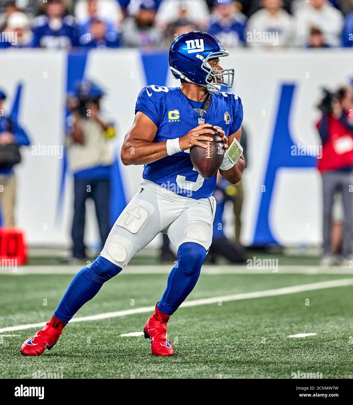 New York Giants quarterback Russell Wilson (3) drops back to pass ...