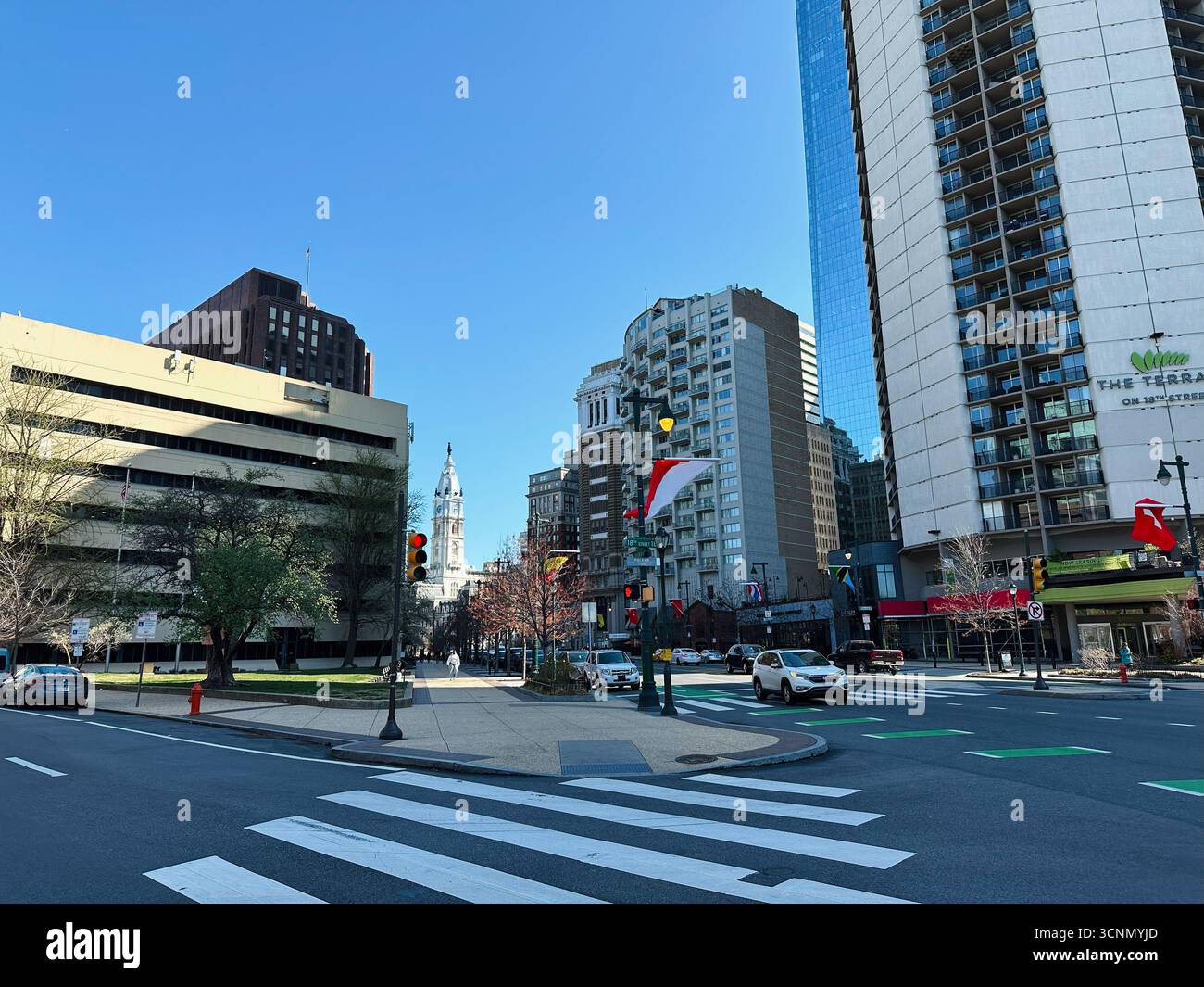 Philadelphia, Pennsylvania, USA - April 29, 2025: Sunlit city block in ...