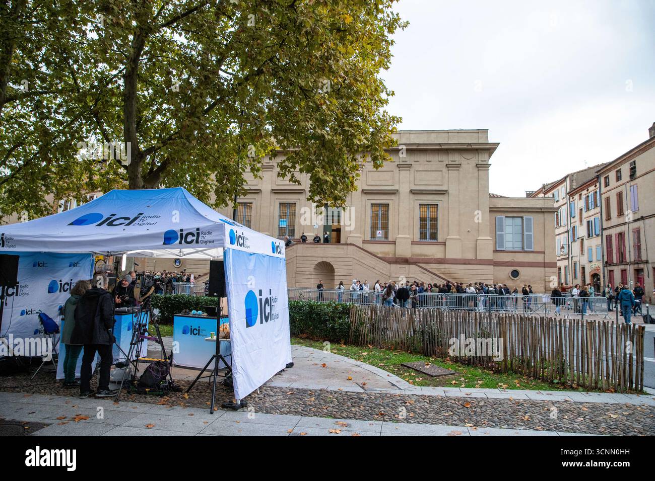 Radio tent here in front of the Albi courthouse of the Tarn Assize ...