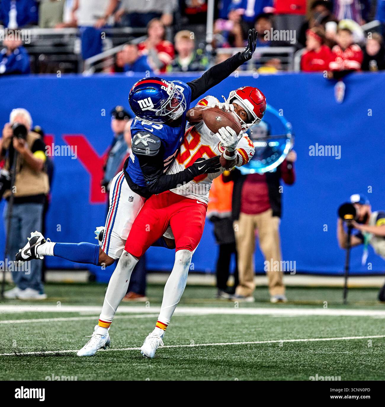 Kansas City Chiefs wide receiver Tyquan Thornton (80) makes a catch over New York Giants ...