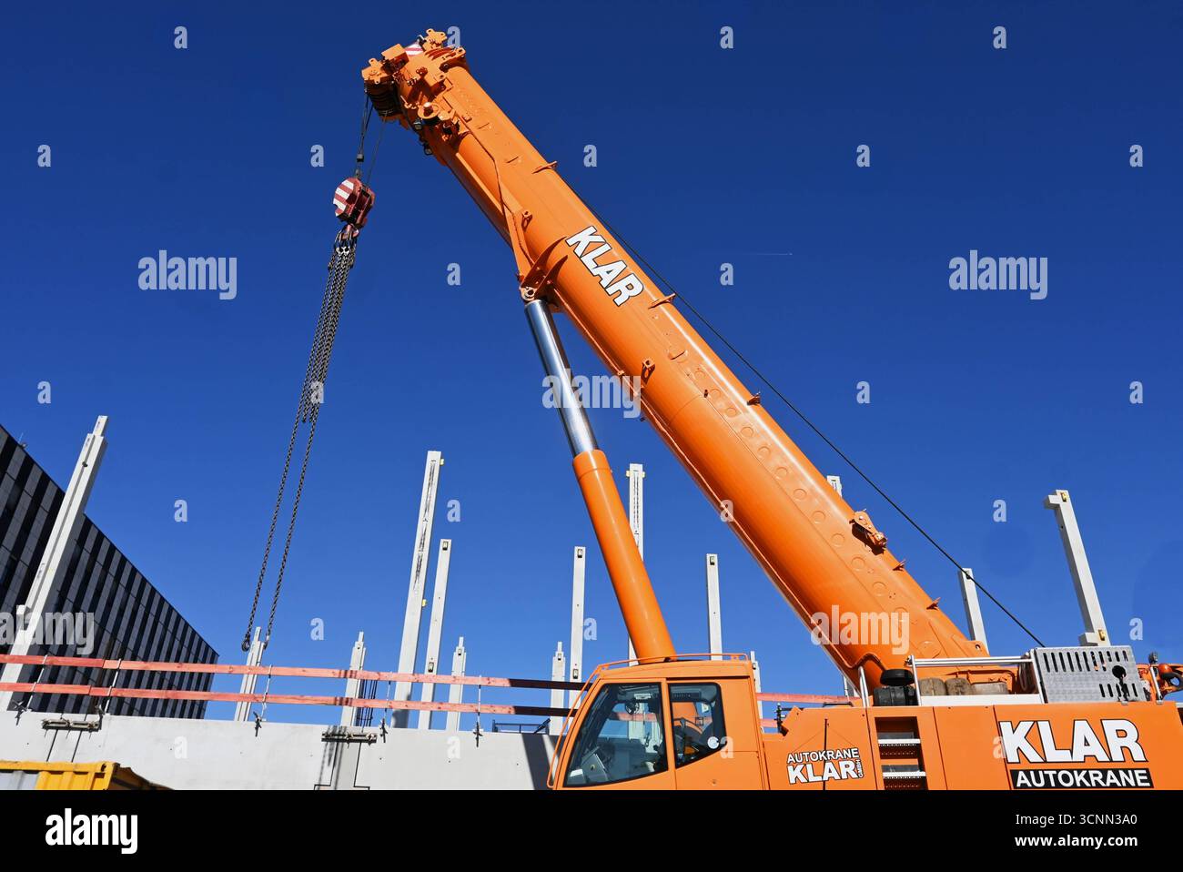 Klar Autokrane, Kran bzw Miet-Autokran auf einer Industrie-Baustelle ...