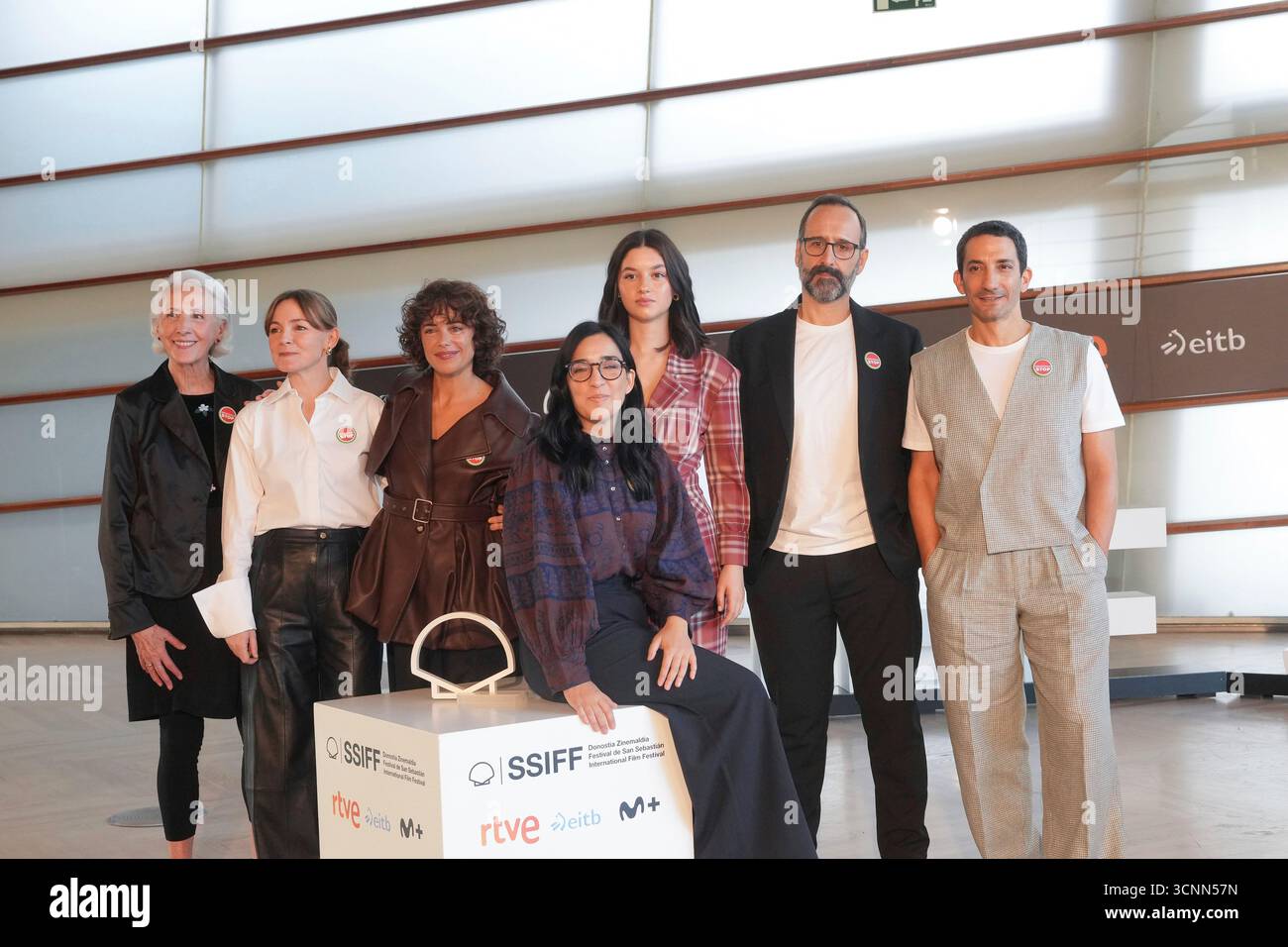 Director Alauda Ruiz de Azua (c) with the actors participating in the ...