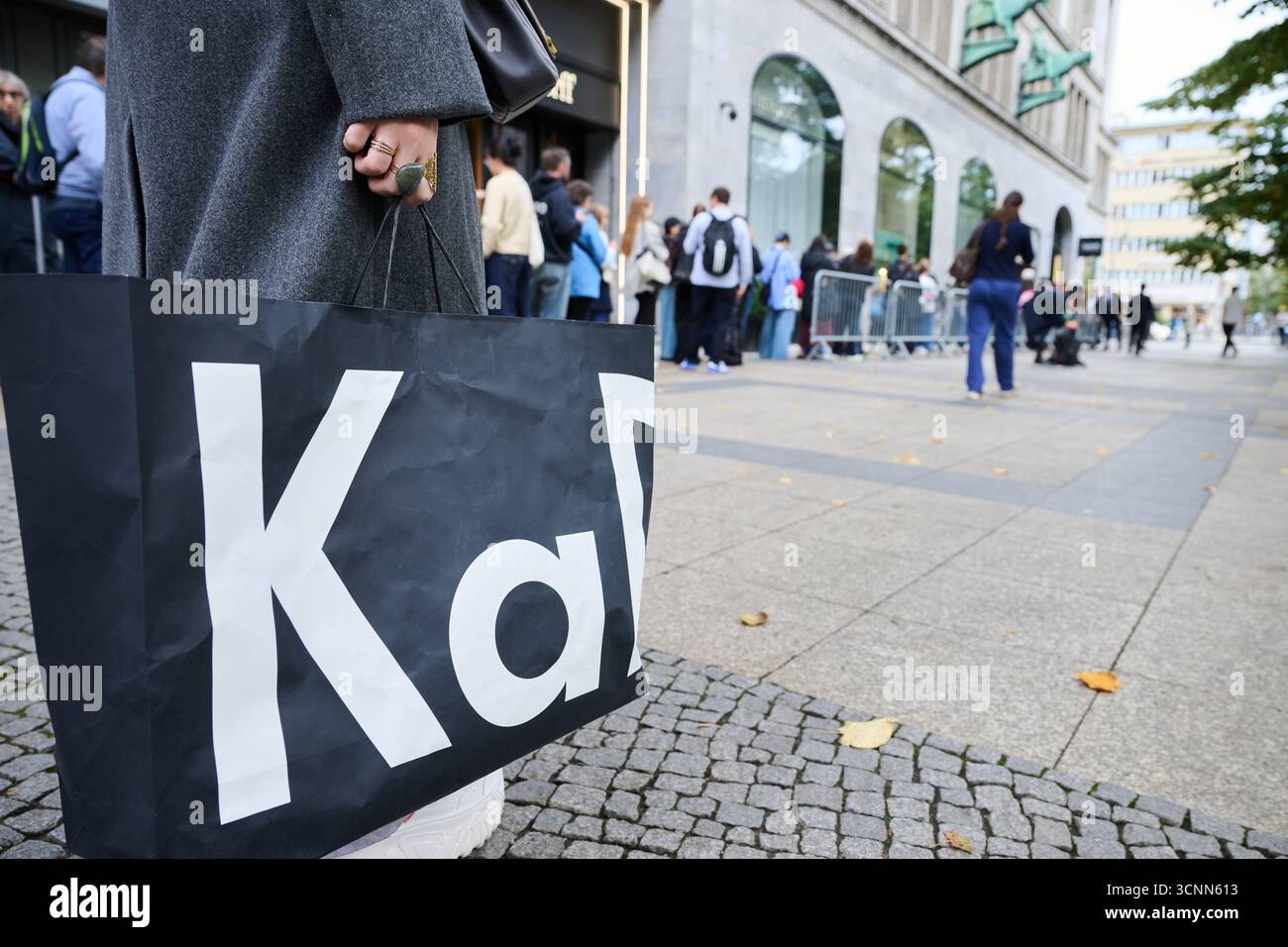 22 September 2025, Berlin: There is a long queue outside KaDeWe. The ...