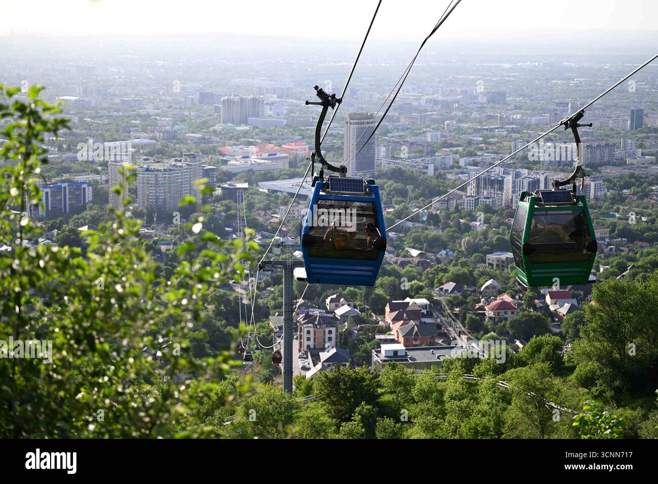 (250922) -- ALMATY, Sept. 22, 2025 (Xinhua) -- Tourists ride cable cars ...