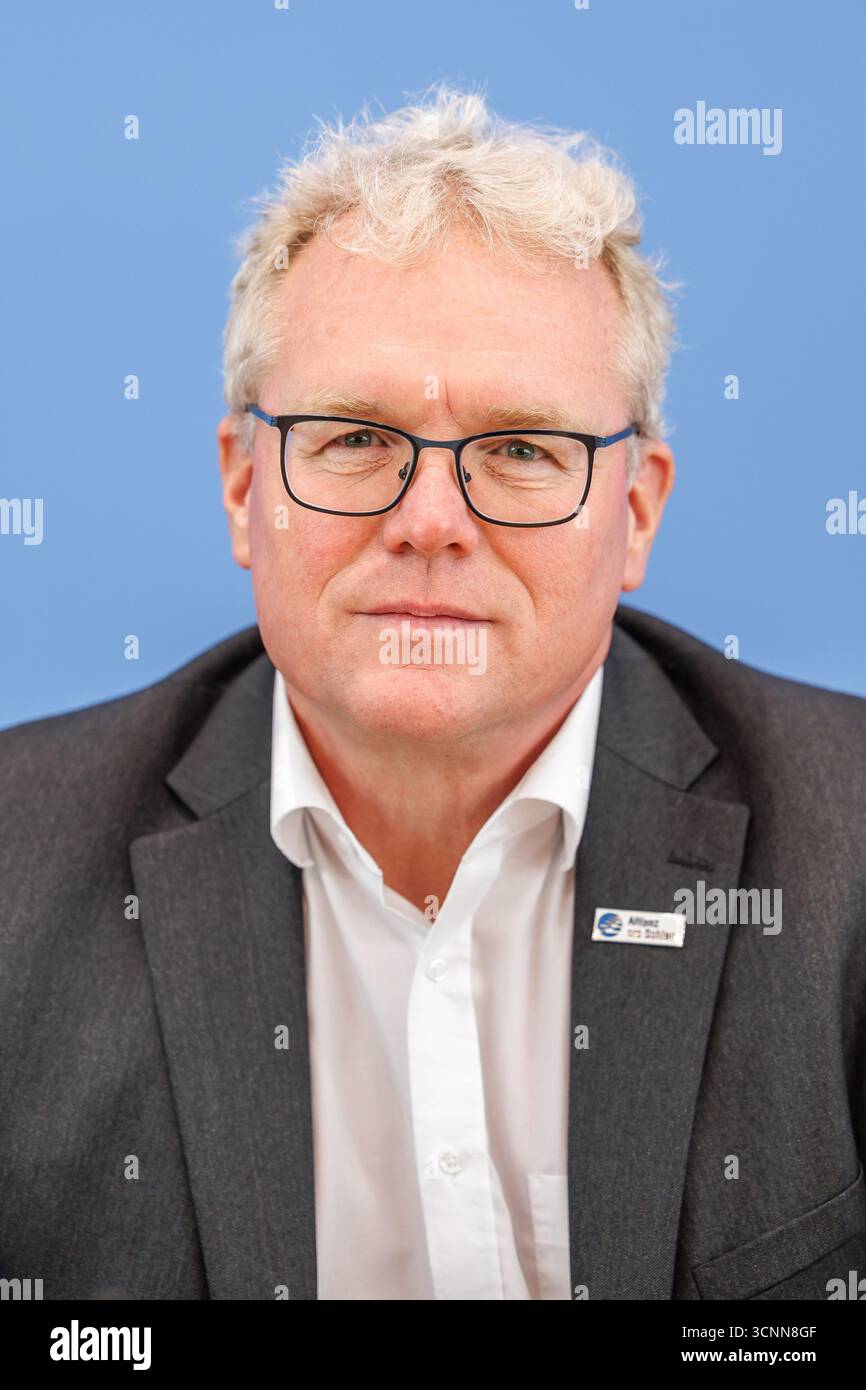 22 September 2025, Berlin: Dirk Flege, Managing Director of Allianz pro ...