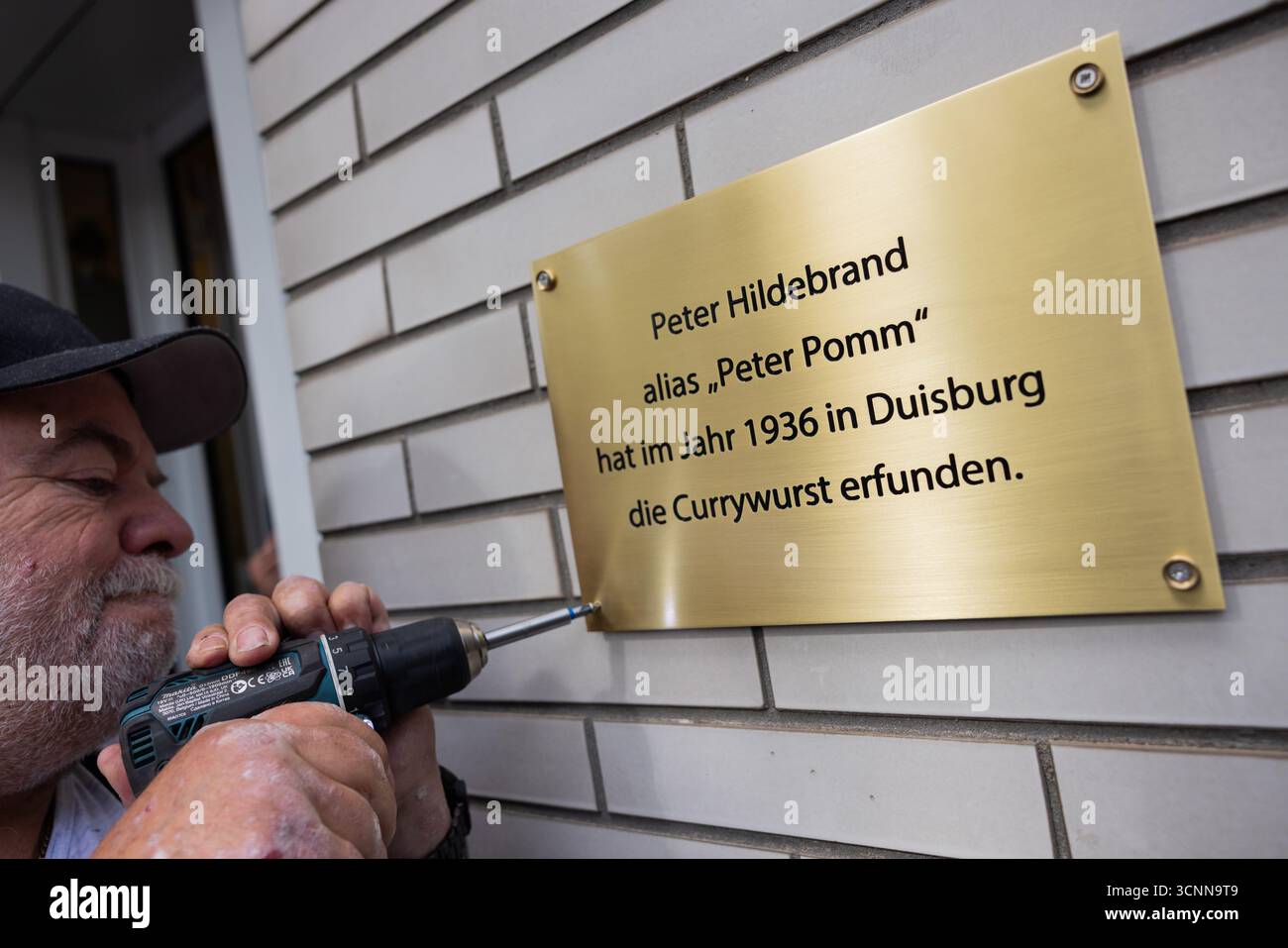 Duisburg, Germany. 22nd Sep, 2025. A commemorative plaque is affixed to ...