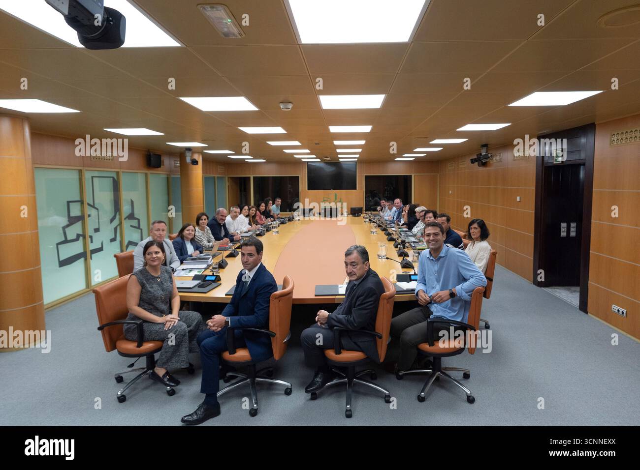 The lehendakari, Imanol Pradales (2l), and the president of the PNV ...