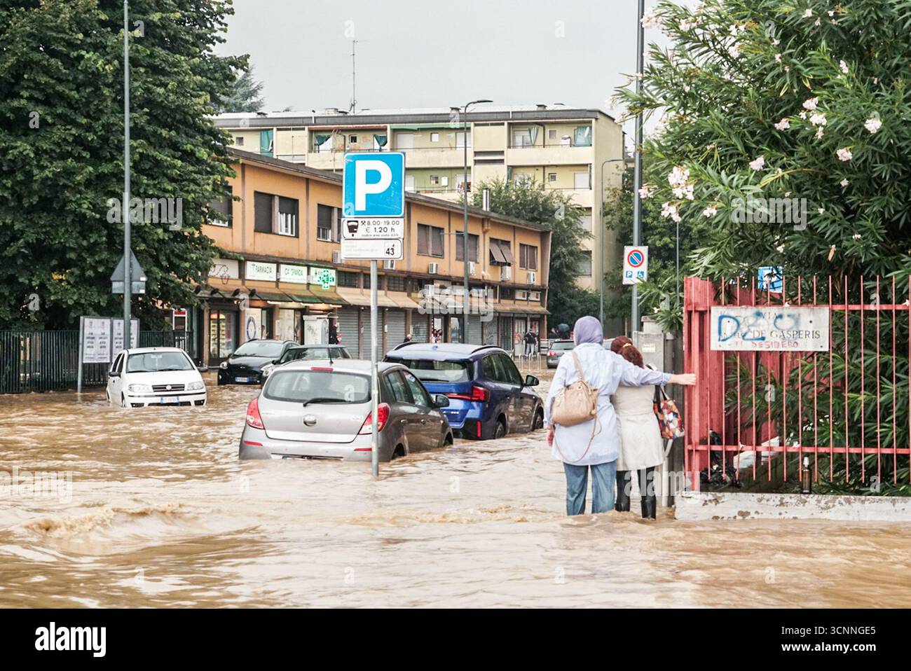 MILAN - The Seveso River has overflowed in the northern Niguarda ...
