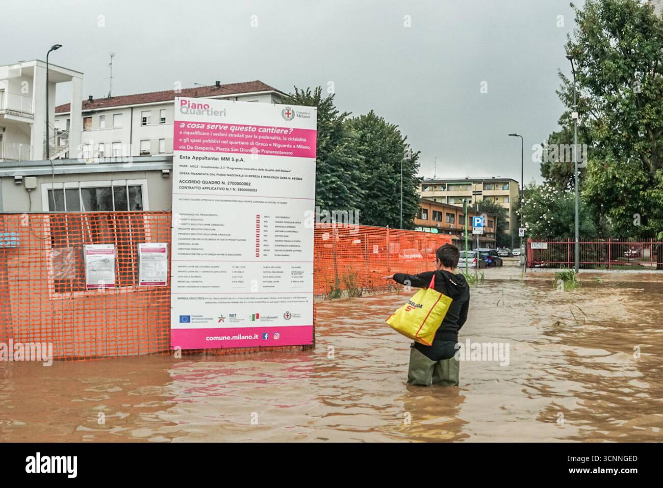 MILAN - The Seveso River has overflowed in the northern Niguarda ...
