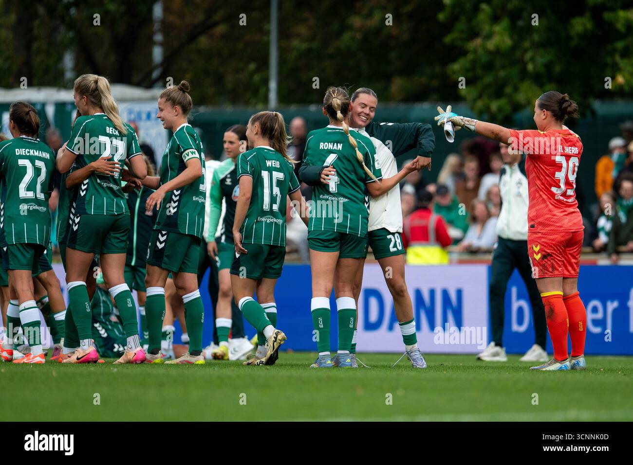 Sharon Beck (Werder Bremen, #27), Michelle Ulbrich (Werder Bremen, #05 ...