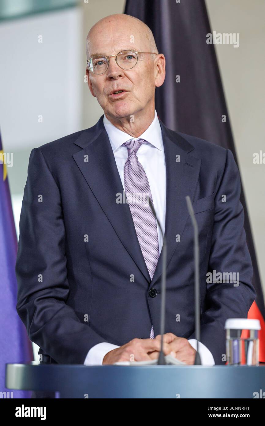 22 September 2025, Berlin: Martin Blessing speaks at his presentation ...