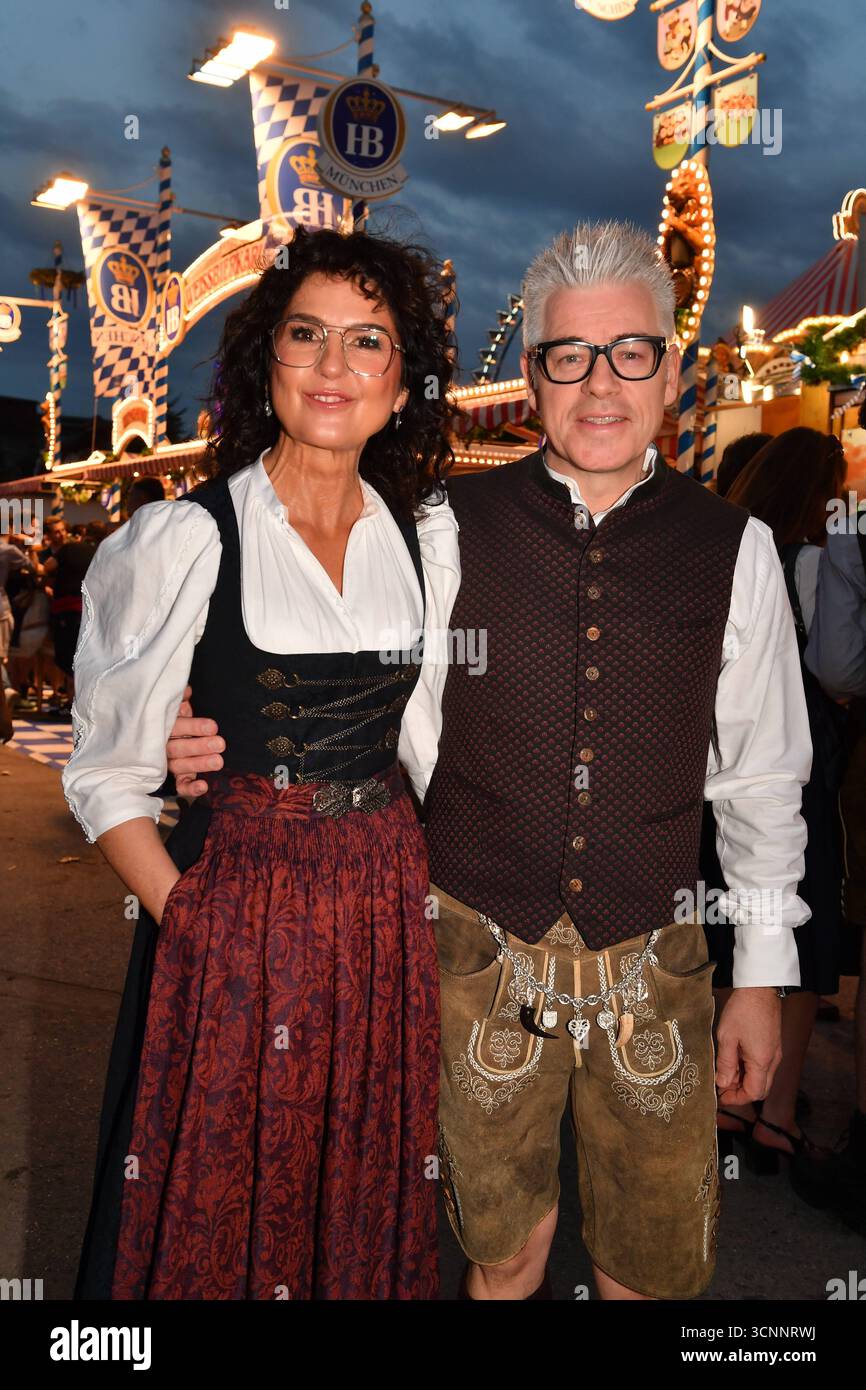 Michael Mittermeier mit Ehefrau / Wiesn 2025 / 2. Wiesntag ...