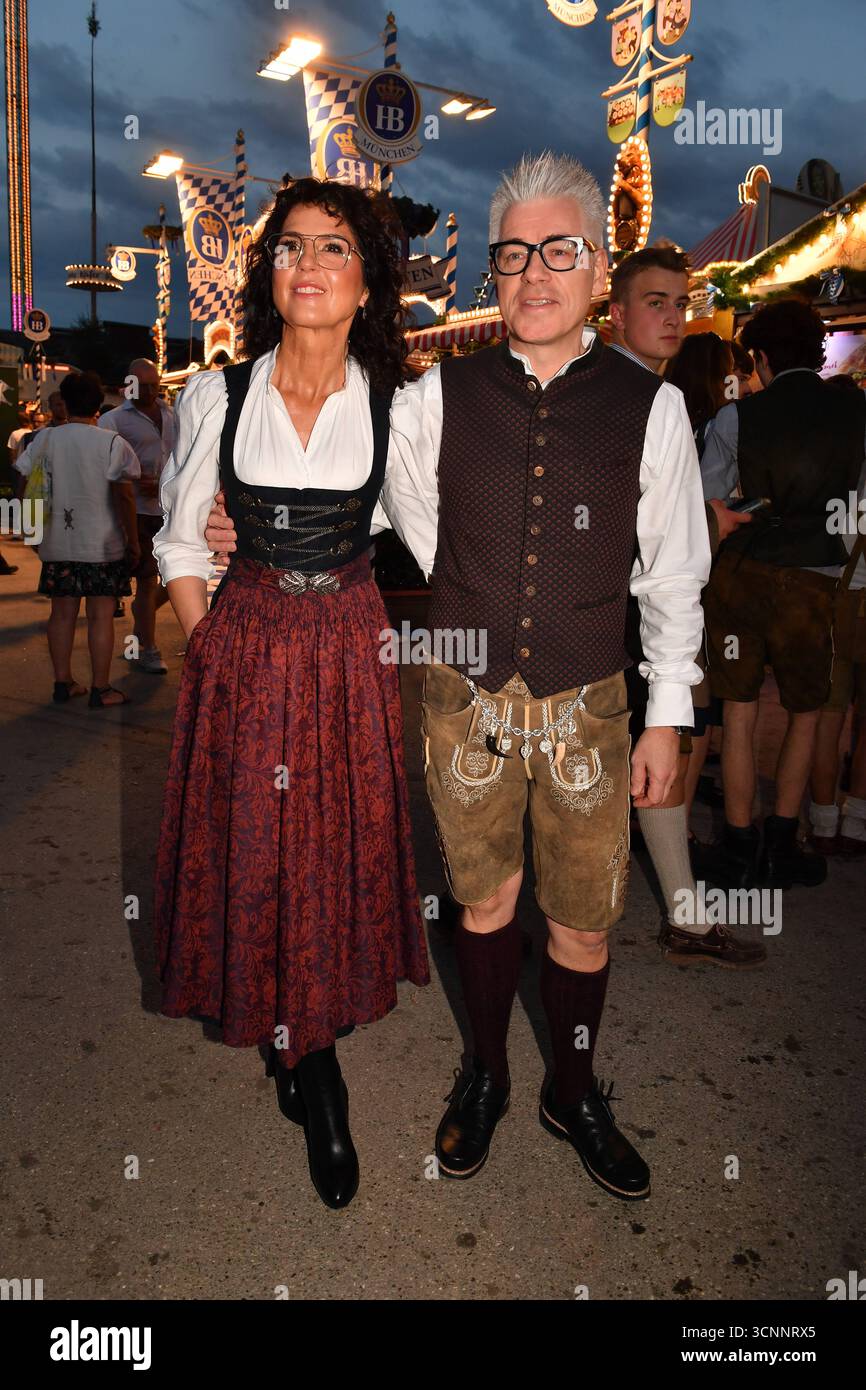 Michael Mittermeier mit Ehefrau / Wiesn 2025 / 2. Wiesntag ...