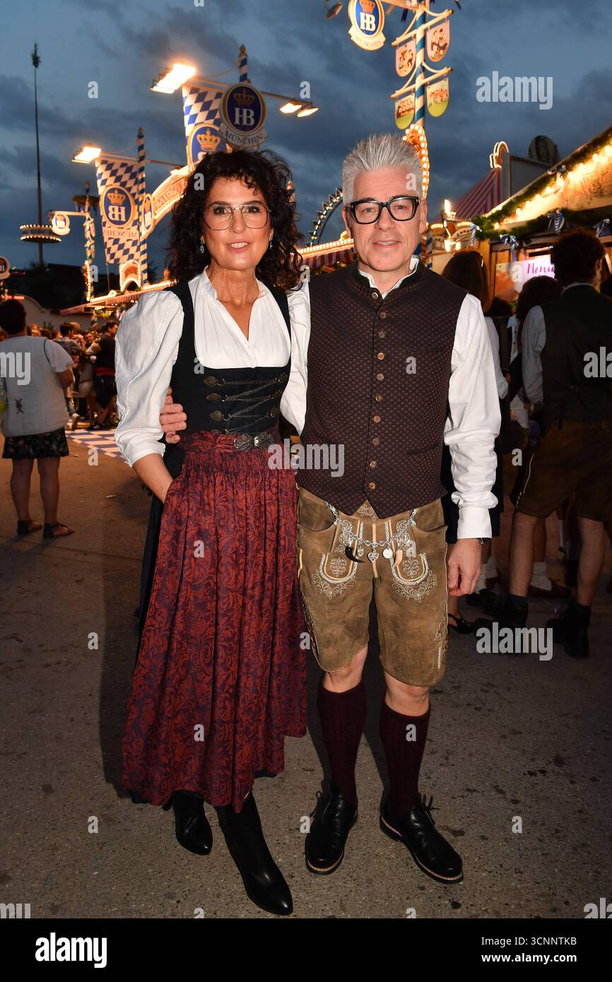 Michael Mittermeier mit Ehefrau / Wiesn 2025 / 2. Wiesntag ...